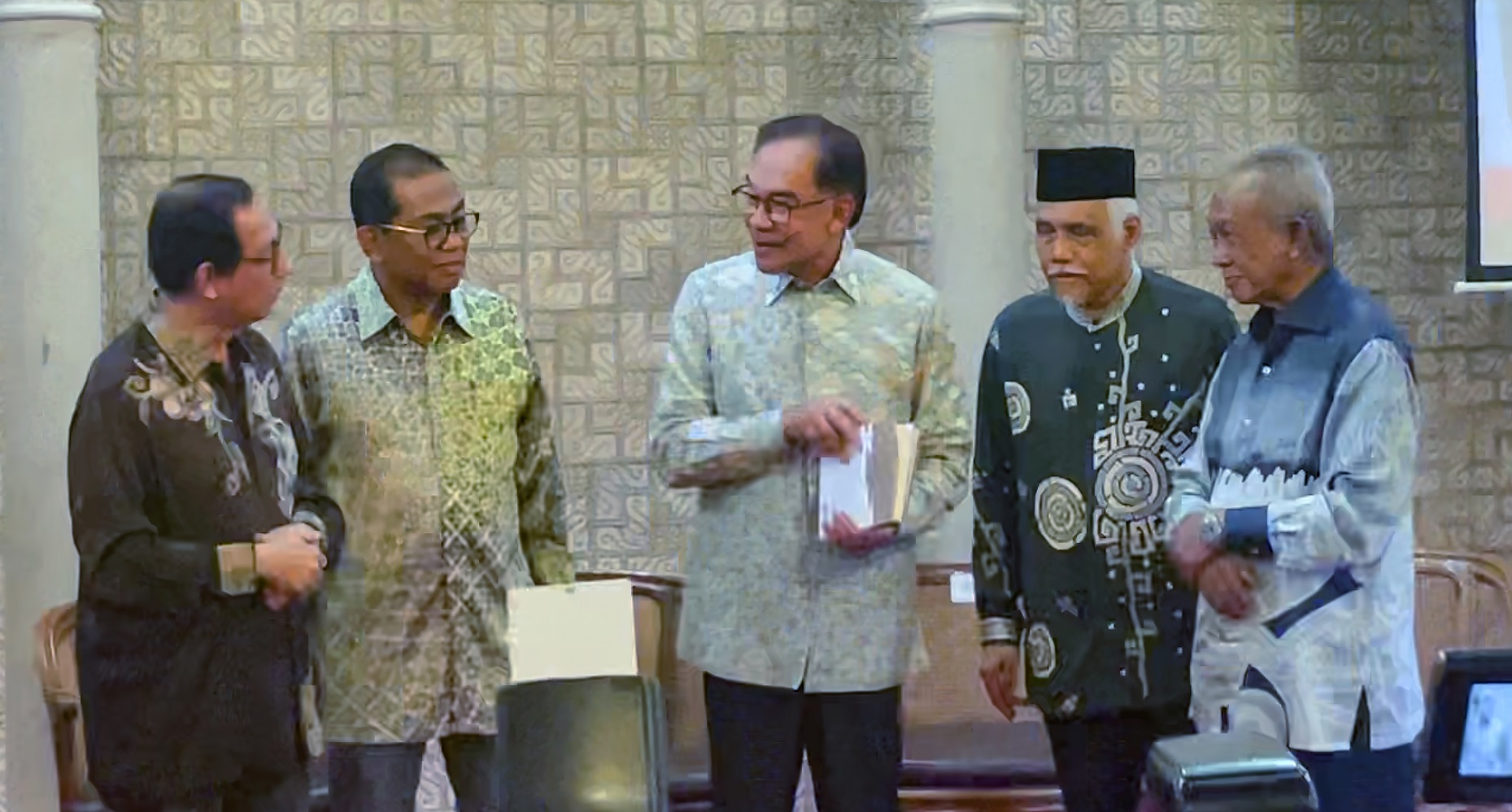 Prime Minister of Malaysia Receives the Book Hikmah Toleransi | SGM
