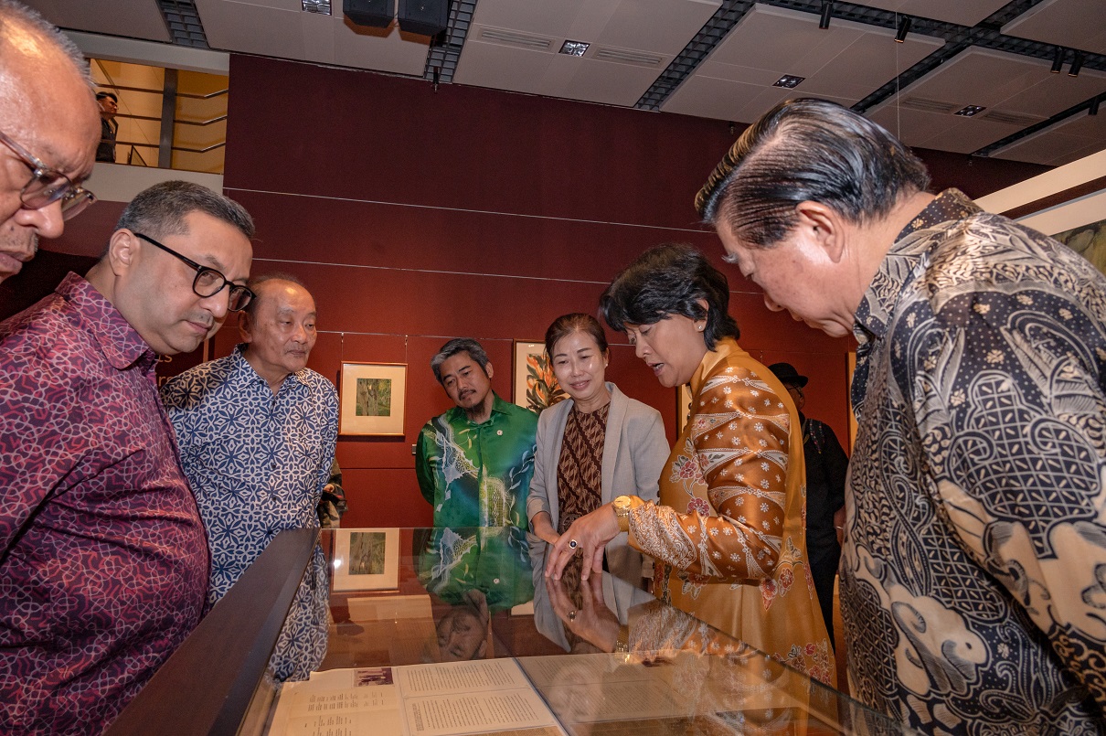 Tunku Puteri Intan Safinaz Opens “Crossing Boundaries – Sharifah Zuriah ...